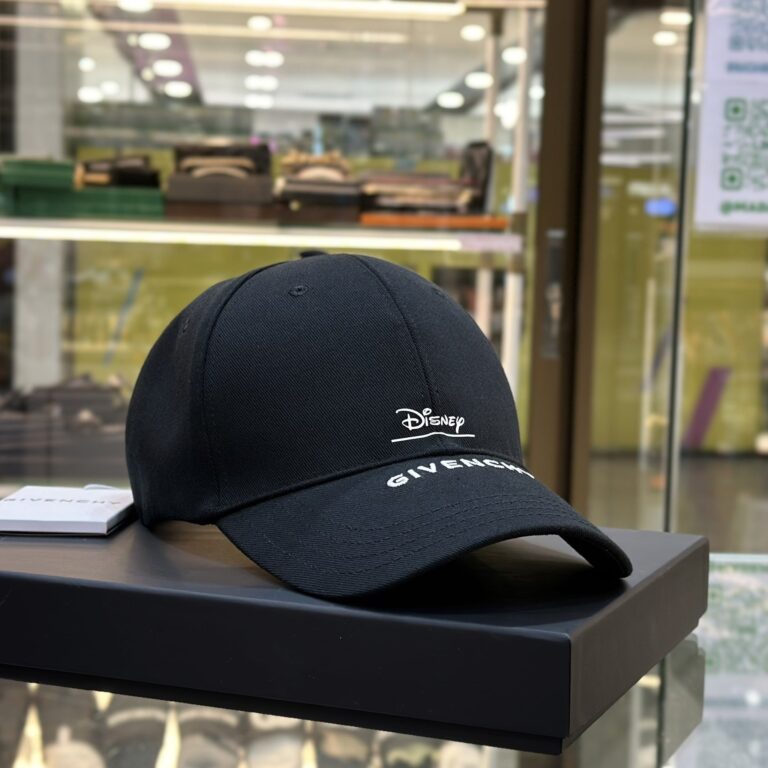 หมวกแก๊ป Givenchy x Disney สีดำ ปักลายโลโก้ของทั้งสองแบรนด์