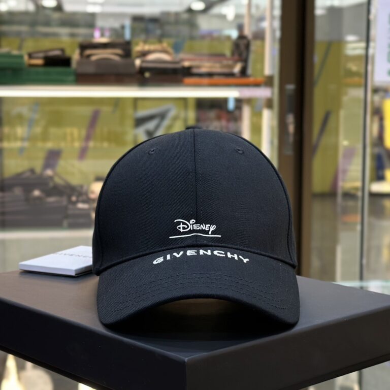 หมวกแก๊ป Givenchy x Disney สีดำ ปักลายโลโก้ของทั้งสองแบรนด์