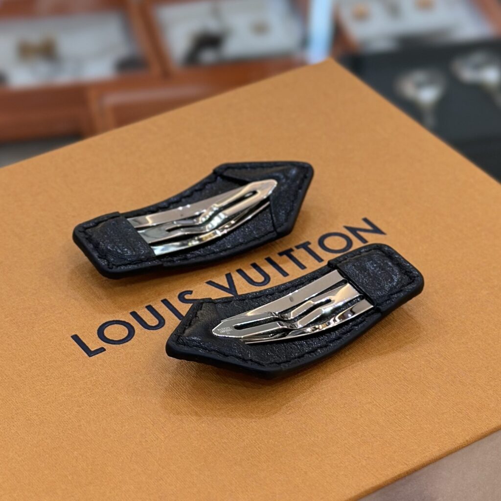 LV x TM Mini LV Backstage Hair Clips กิ๊บติดผม Louis Vuitton สีดำ